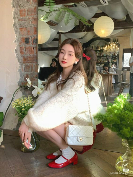 รองเท้าแมรี่เจนสีแดง 25 ไอเดียแมทช์ลุคคิวท์ Mary Jane ไอเทมฮิตปี 2024 | บทความของ FEVER.TH ...